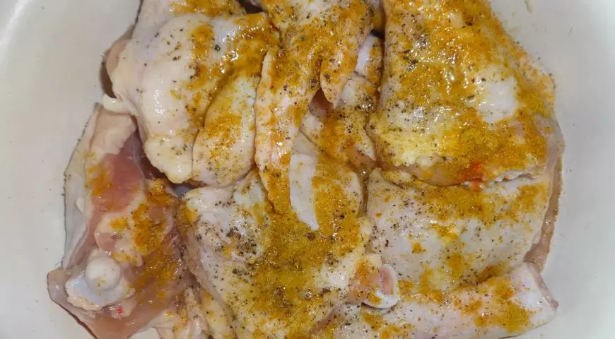 Marinere kylling i citronsaft, krydderier og krydderier