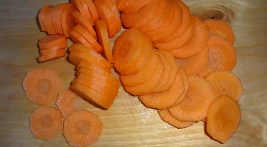 Beresih sareng motong wortel