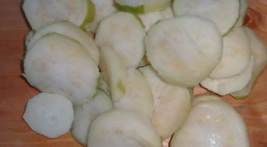 Guntinga ang mga zucchini manipis nga mga bilog