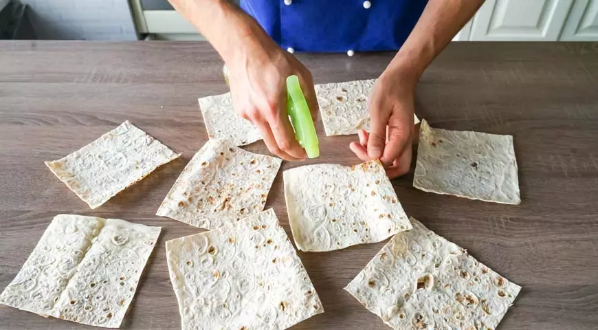 Lavash cu pui, taie pătratele de lavă, presărați cu apă