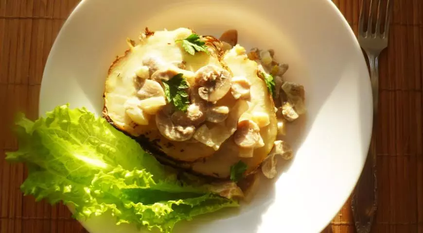 Céleri root cuit au four avec sauce aux champignons