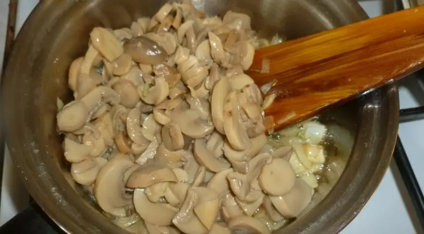 Mélanger les ingrédients pour la préparation de la sauce aux champignons