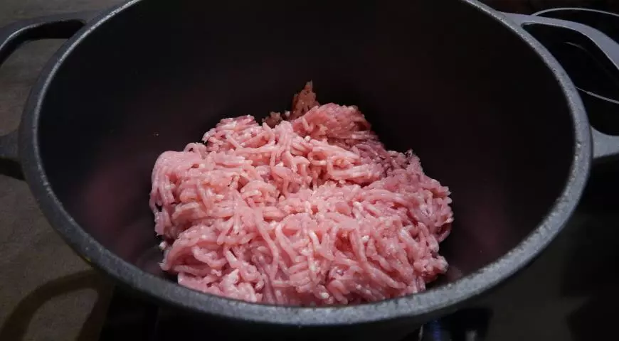Memutar babi melalui penggiling daging, kemudian goreng pada minyak sayuran