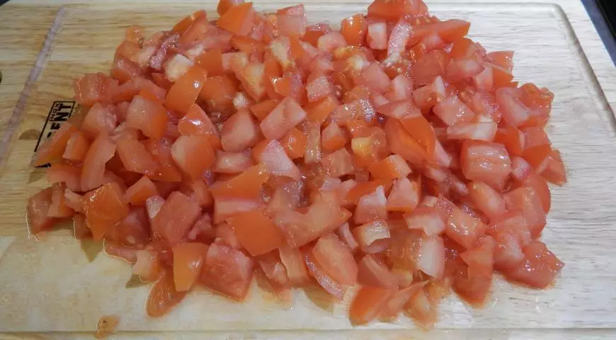 Leikkaa tomaatteja pieniksi kuutioiksi