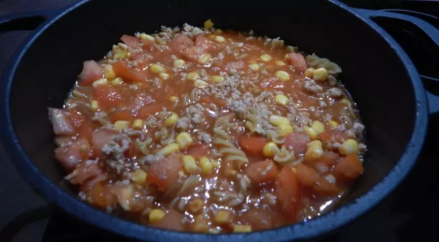 Ychwanegwch at tomatos fash, corn, saws tomato, dŵr, pasta a sbeisys