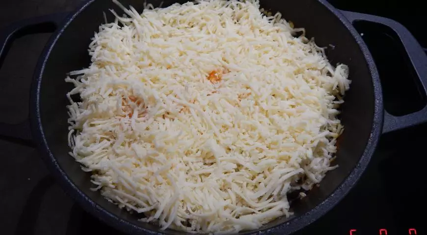 Raina juustoa matalalla raastimella ja aseta yli täyte pasta