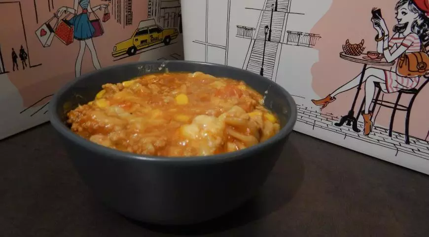 Mexicaanse chowder met pasta is klaar voor het indienen