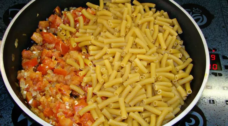 Macaroni- ին ավելացրեք տապակած բանջարեղեն