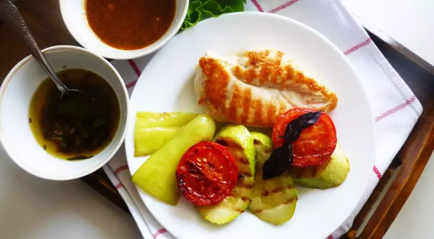 Poitrine de poulet et légumes grillés avec deux sauces