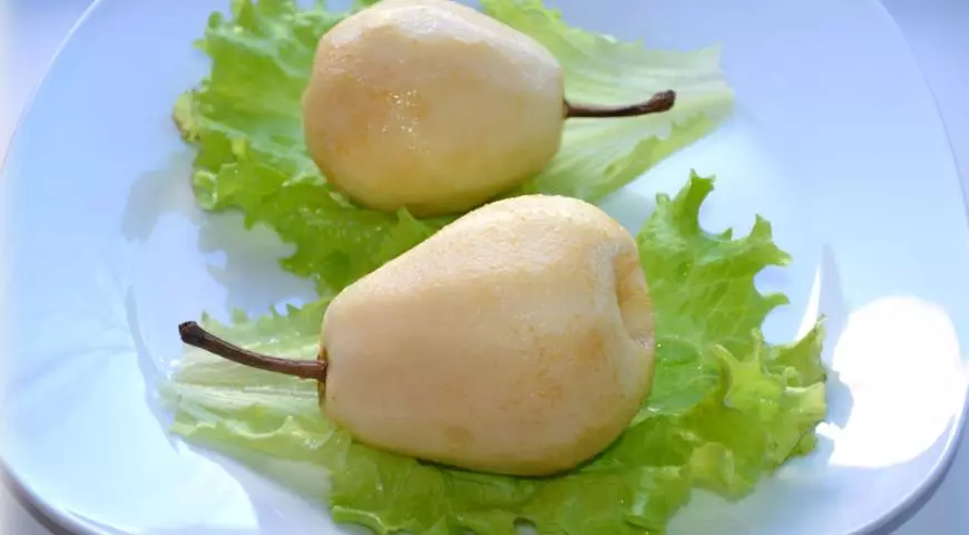 On the serving dish lay out lettuce and pear leaves