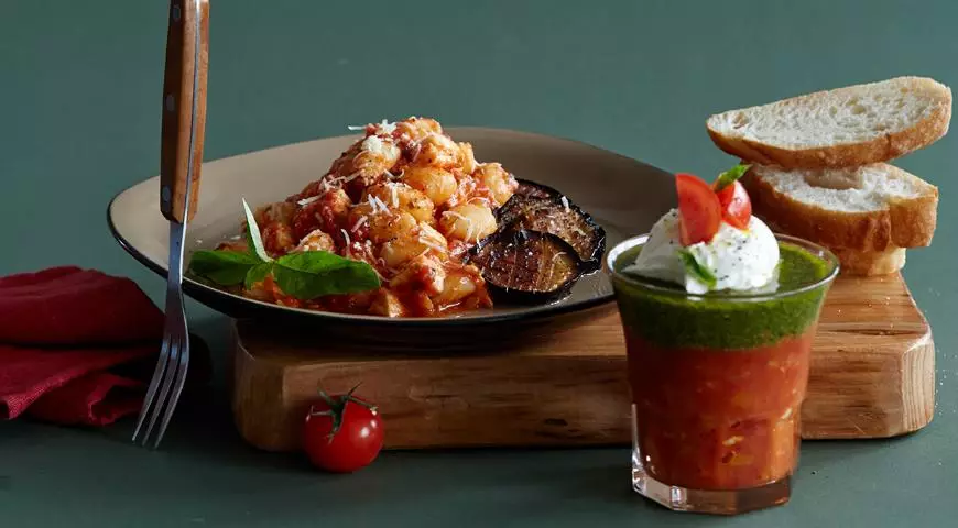 Tomates avec crème fouettée et pesto