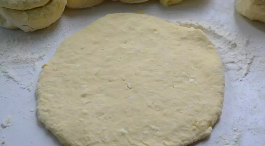 We mix the dough for cottage cheese pellet