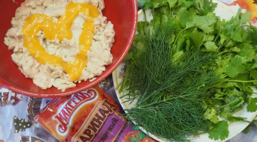 Mga cutlet sa manok nga adunay batan-ong repolyo ug mga gulay