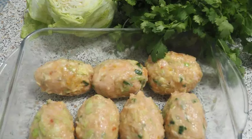 Tisjir cutlets tiġieġ bil-kaboċċi żgħażagħ u ħodor