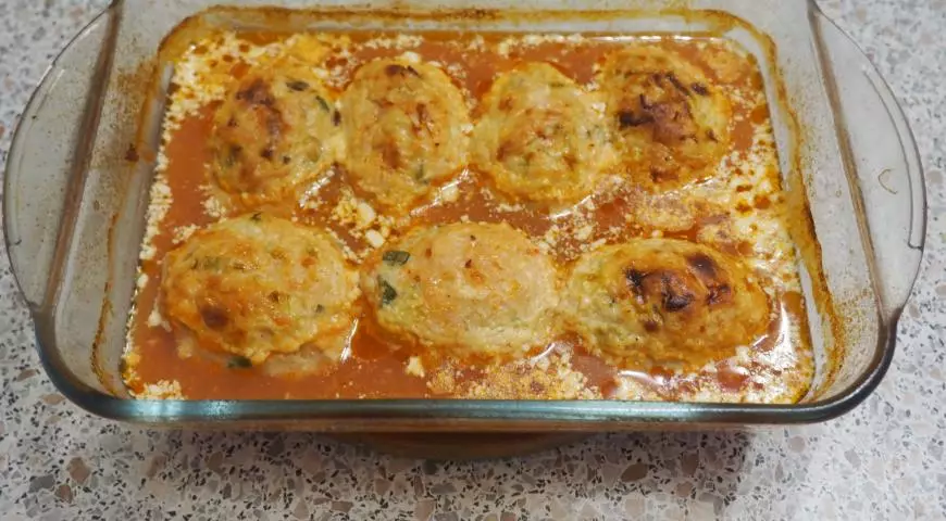 Ás chuletas de galiña con repolo e greens para a preparación completa