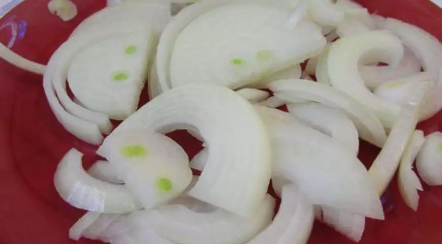 Onions cut by half rings