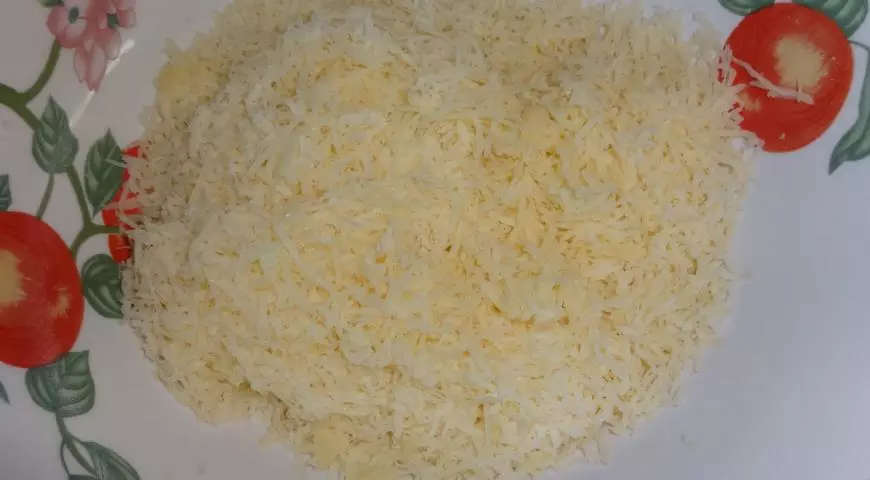 پنیر ریز ریز برای ساخت کاسه
