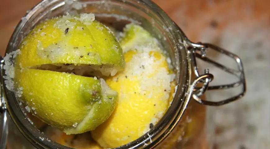 SALED LEMons Nrog txuj lom rau Moroccan Cuisine