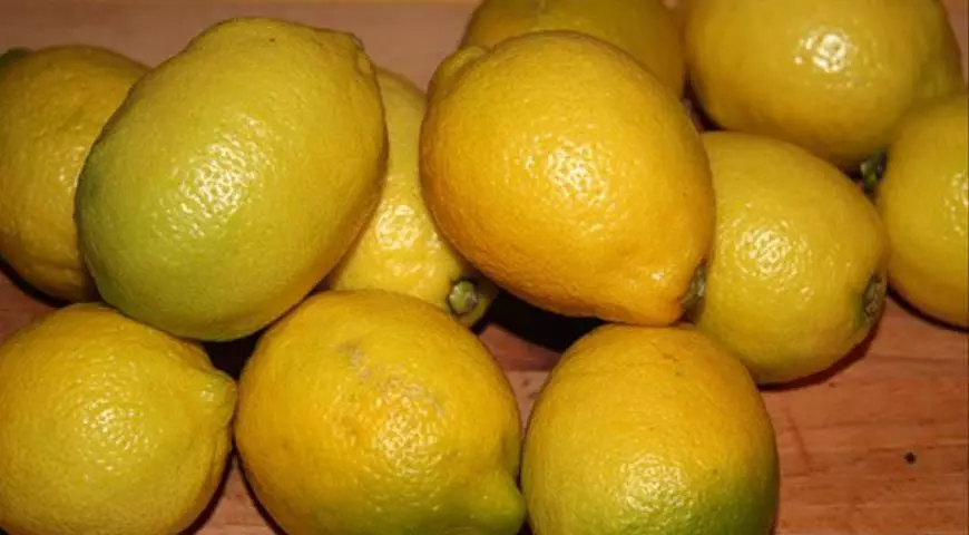 Cuci lemon secara menyeluruh