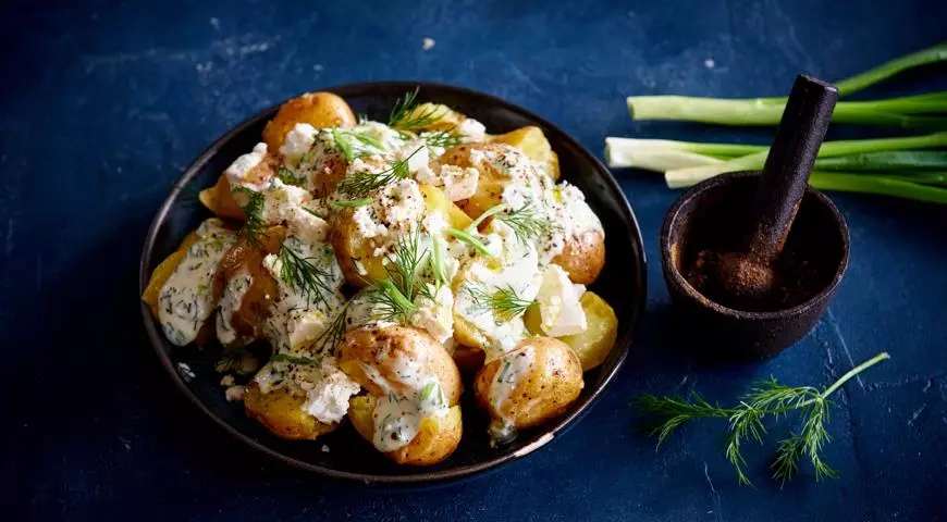 Jonge aardappelen met vullen van kaas