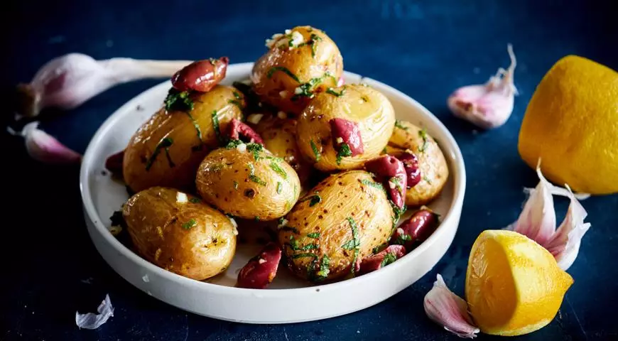 Jonge aardappelen met munt en olijven