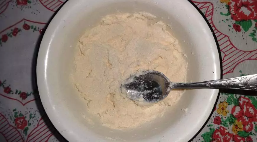 Cremige Margarine mit Zucker, Ei hinzufügen, Vanillin und Beat