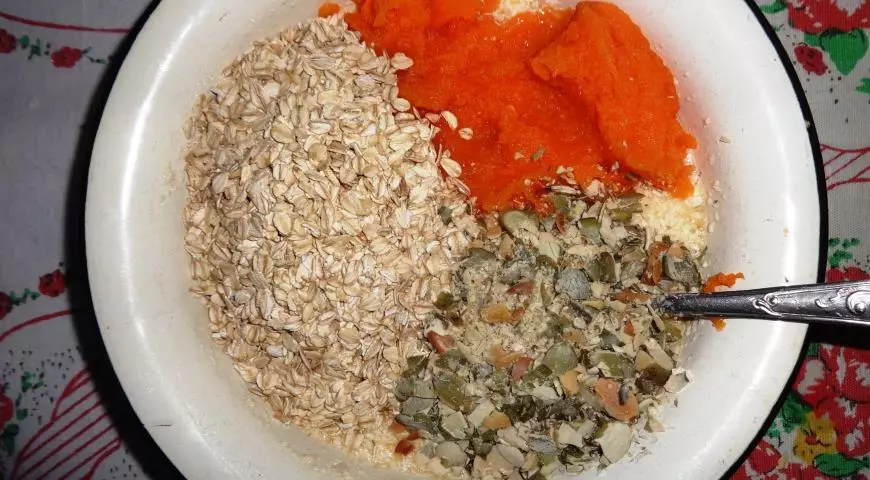 Hauv cov qe-roj loj peb ntxiv oatmeal, crushed taub dag noob thiab taub dag puree, sib tov