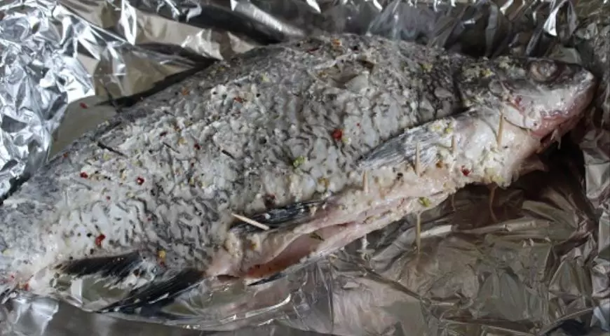 Lay out stuffed bream for baking