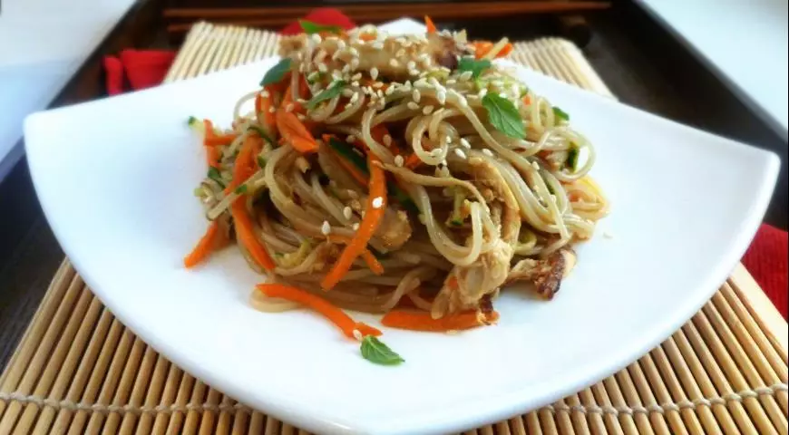 Rice noodle salad na may manok at gulay