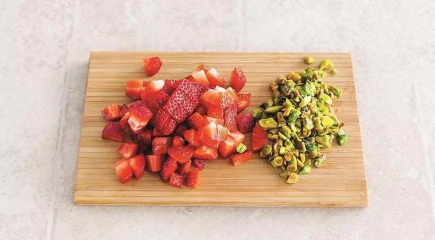 Billede af tilberedningen af ​​opskriften: tortini med jordbær, pistacienødder og sort peber, trin nummer 3