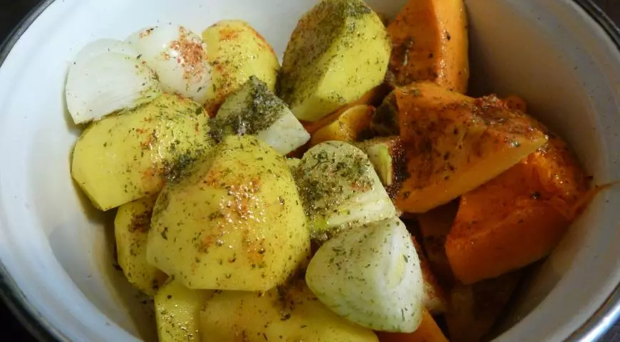 Poteter og gresskar er store, kuttes i 4 deler, tilsett krydder og olje, bland