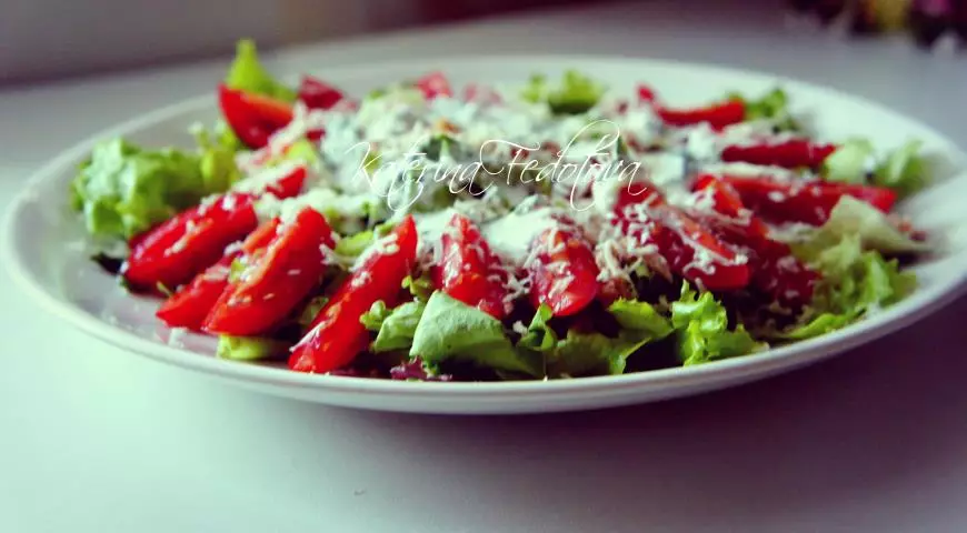 Tuna salatı göyərti ilə hazırlamaq