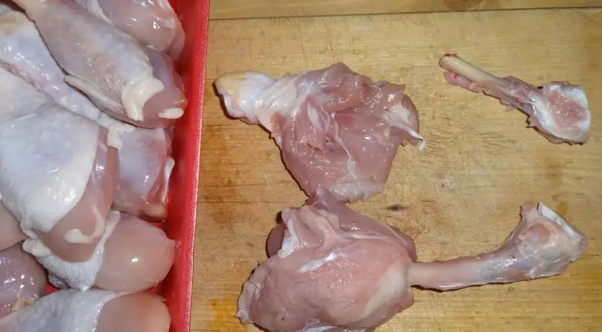 Carne em pernas de frango cortadas e virar, osso nós envolvemos