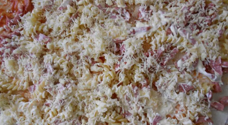 På Pita Lavash sätter pastaen, korv, sprinklad med riven ost