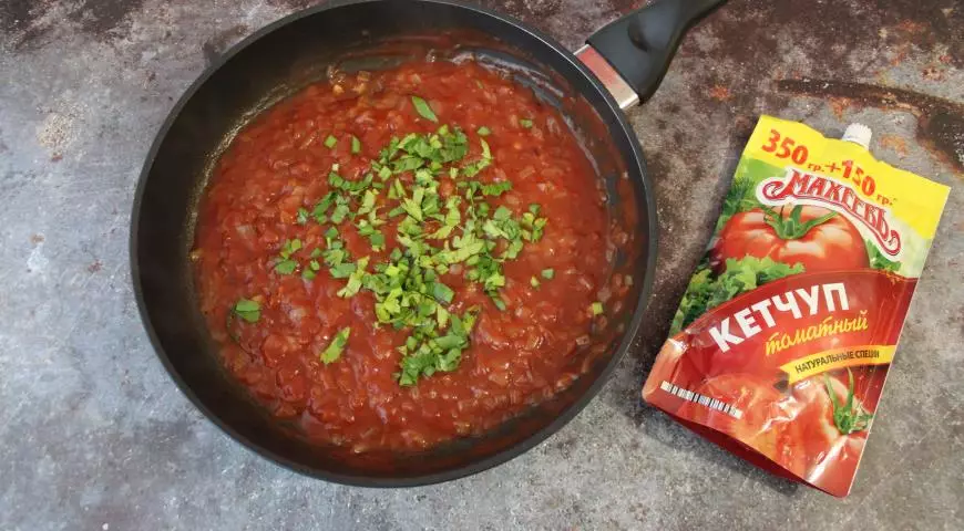 En un incendio pequeño, preparamos salsa de tomate con ketchup.