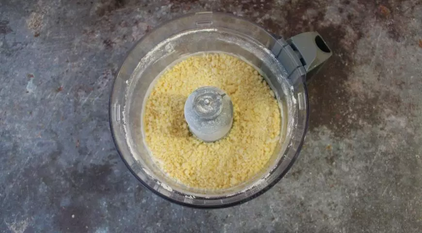 Sisi kuchanganya unga, yai, mafuta ya mboga na chumvi katika blender