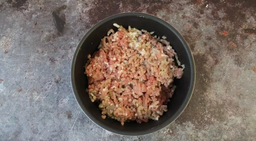 Cocinar el relleno para shtrumbs, cerdo y cebollas pasan a través del molinillo de carne