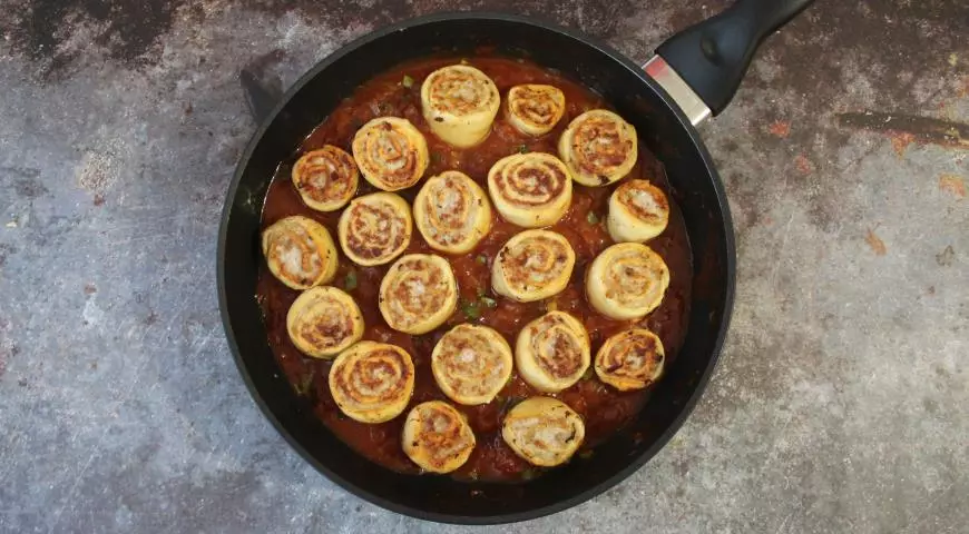 Coloca as títulos en salsa de tomate con ketchup, cociña a lume medio