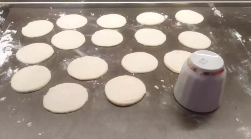 Rotolare fuori l'impasto e tagliare gli spazi vuoti per la formazione di gnocchi