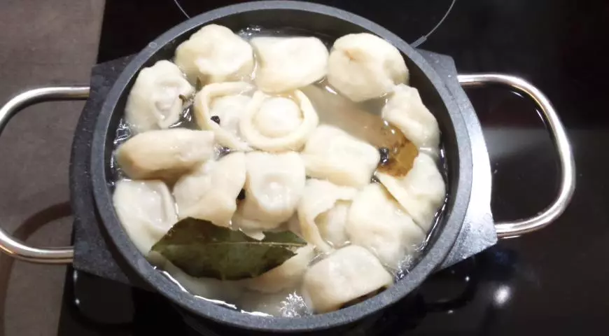 Cucinare gnocchi in acqua salata fino a completo prontezza