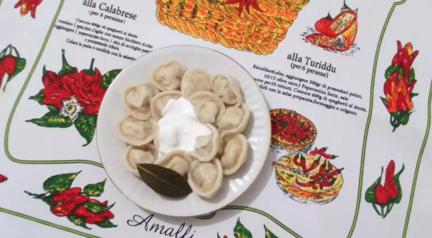 Dumplingsên malê ji bo xwarinê amade ne