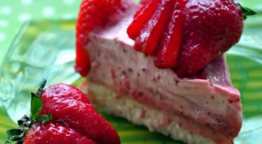 Strawberry cake-souffle