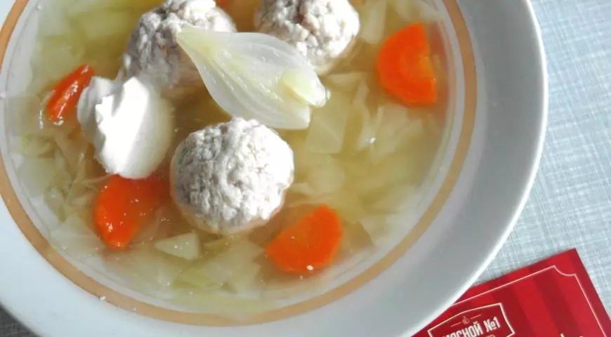 Cocinar con col nacido en blanco con los recuerdos de Turquía.