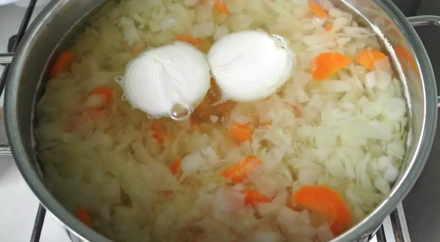 Cocinar verduras en rodajas en un pequeño fuego