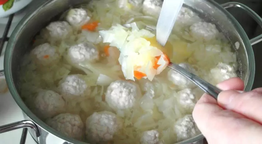 टर्की minced मांस पासून meatballs सह पांढरे कोबी बनलेले सच्च saches