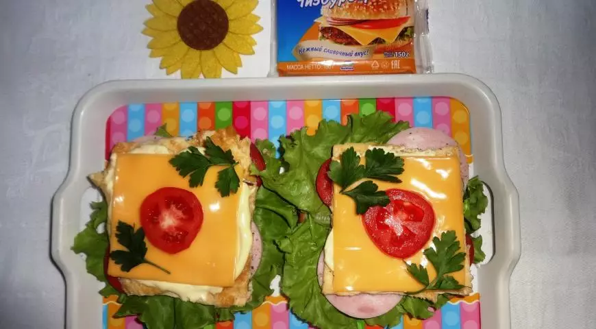 Sendviče so šunkou, omeleta a roztaveným syrom