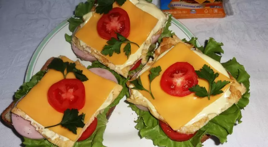 Pregătăm sandvișuri cu șuncă, omletă și brânză topită