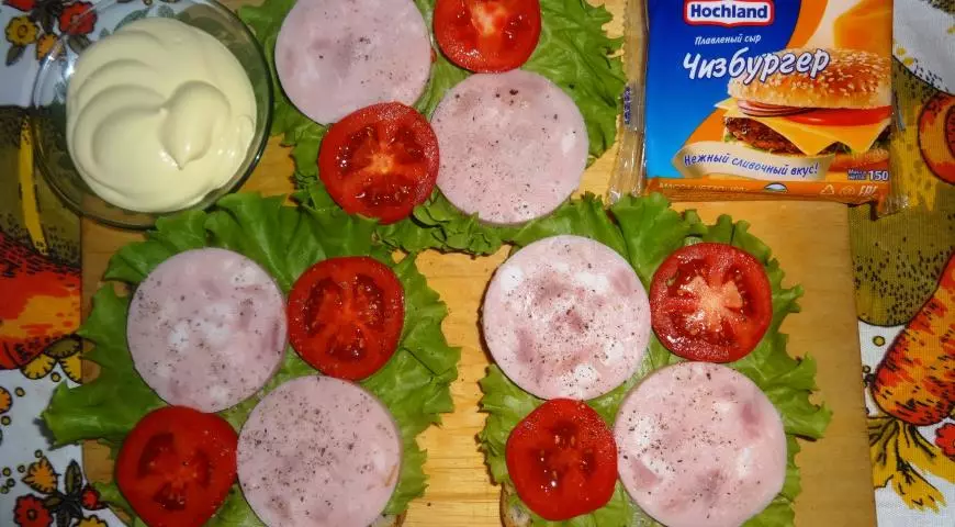 Kongsi pada daun salad roti, ham, tomato yang dihiris nipis