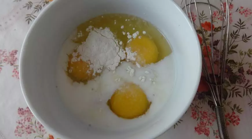 Siapkan campuran telur untuk telur dadar