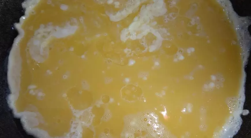 Goreng omelet pada minyak sayuran panas